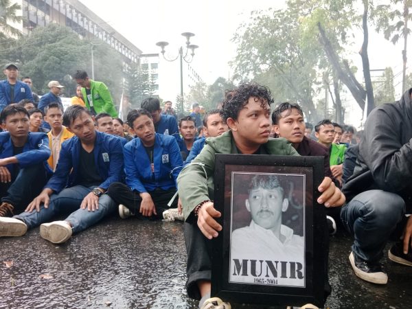 HUJAN tak Goyahkan untuk Suarakan Kasus Terbunuhnya Aktivis HAM, Munir ...