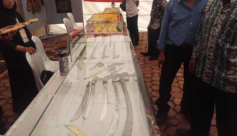 RAGAM Jenis Pusaka dan Wafak Dipamerkan - Suar Indonesia