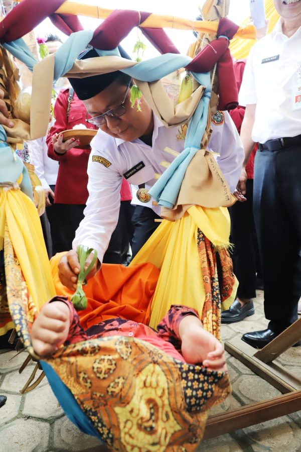 IKUT MENGAYUN dan Tapung Tawari, Paman Birin Senang Tradisi "Baayun ...