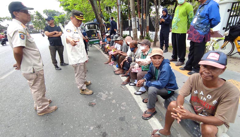 DILARANG Mengemis di Kawasan Masjid Raya Sabilal Muhtadin - Suar Indonesia