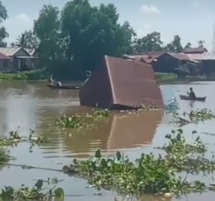 TERBAWA ARUS Sungai Sebuah Rumah Berbahan Kayu , Menarik Perhatian ...