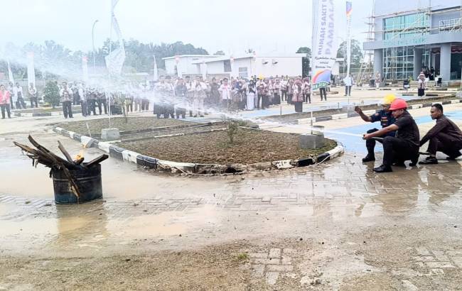 API BERKOBAR di Depan Halaman Baru RSUD Pambalah Batung HSU - Suar ...